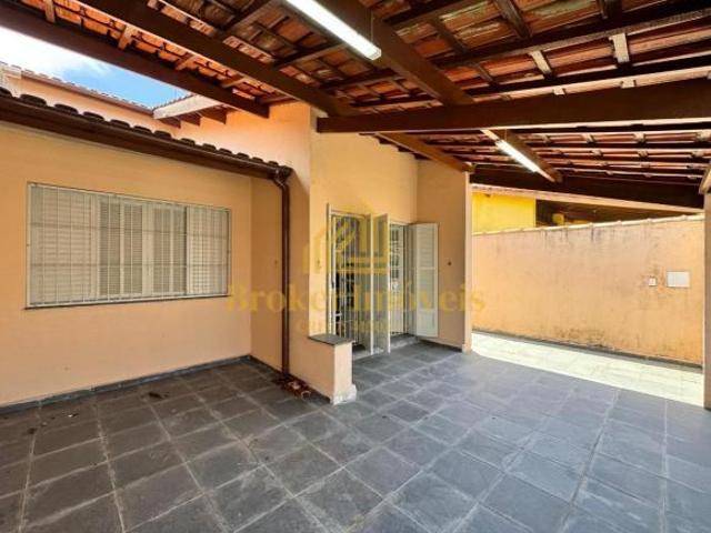 Casa com ótima estrutura no Jardim Aruan