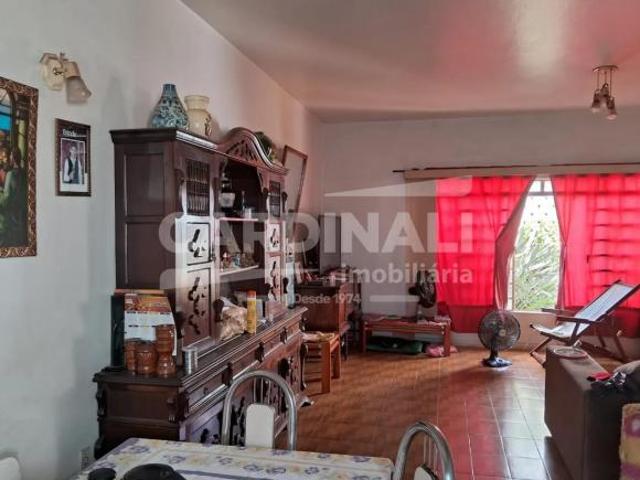Casa com ótima localização, no centro da cidade, próximo à Uniara