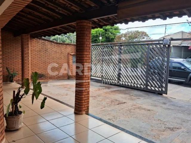 Casa com ótima localização, com 03 dormitórios sendo um suíte com banheira de hidromassagem