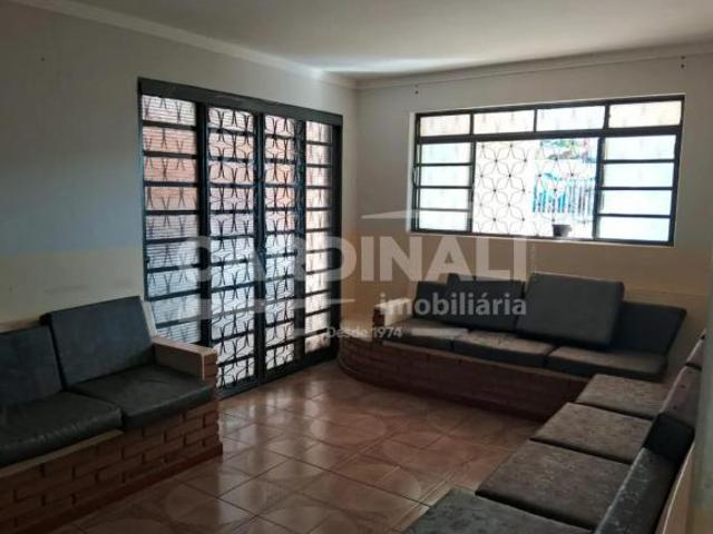 Casa com ótima localização, com frente para a Vaz Filho