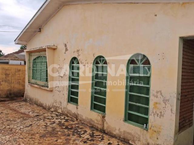 Casa com ótima localização e amplo terreno