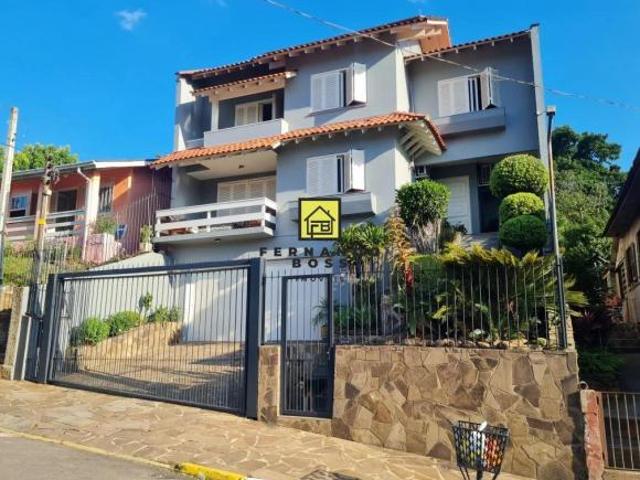 Casa com ótima localização, localizada no centro em lugar tranquilo e alto, possui linda vista para