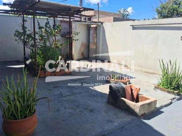 Casa com ótima localização, 03 dormitórios com suíte e edícula