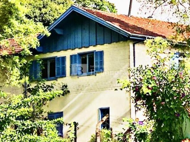 CASA COM ÓTIMA POSIÇÃO SOLAR E COM LINDA VISTA
