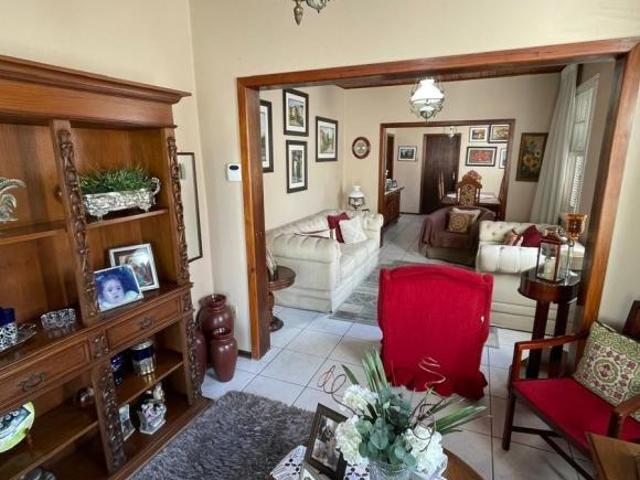 Casa com pátio com 3 dormitórios, 2 banheiros e 4 vagas