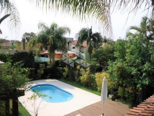 Casa com pátio e piscina no bairro Tristeza próximo a Orla do Guaíba