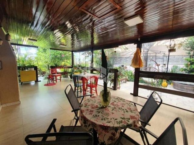 CASA COM PÁTIO E SACADA NO BAIRRO MEDIANEIRA!