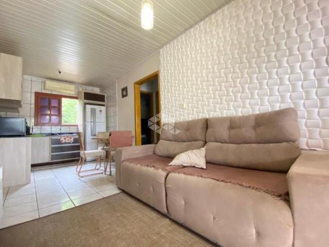 CASA COM PÁTIO E 2 DORMITÓRIOS NO BAIRRO ESMERALDA