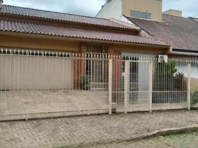Casa com pátio e 3 dormitórios no Bairro Jardim Itu