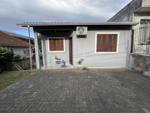 Casa com pátio grande semi mobiliada no Bairro Camaquã