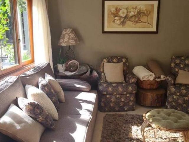 CASA COM PÁTIO PERTO DO LAJE DE PEDRA