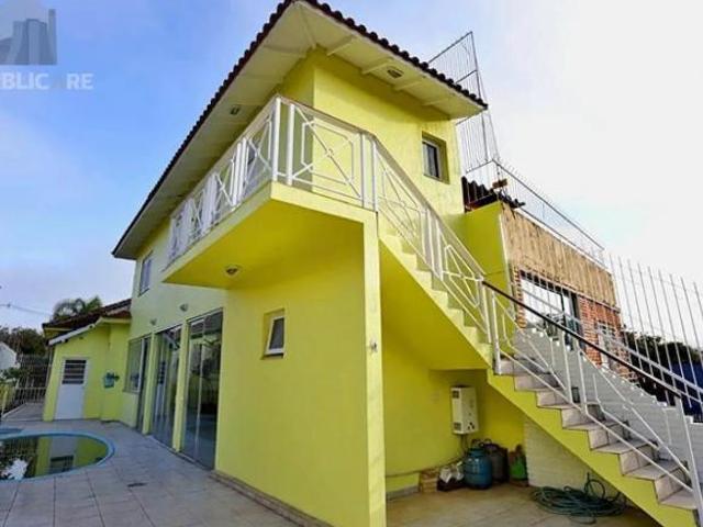Casa com pátio, piscina e churrasqueira, no Bairro Nonoai