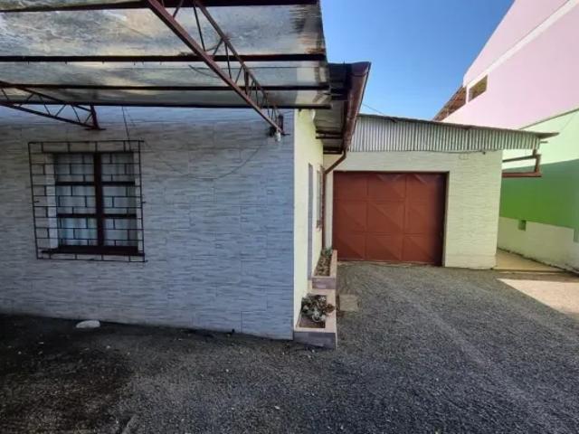 Casa com pavilhão