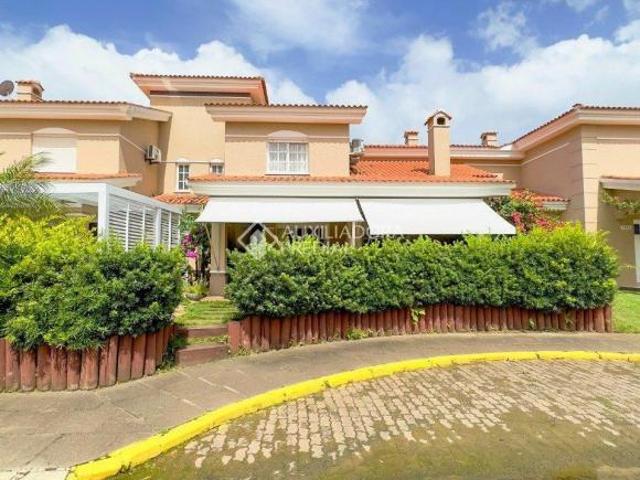 CASA COM PÉ DIREITO DUPLO EM CONDOMÍNIO A BEIRA MAR