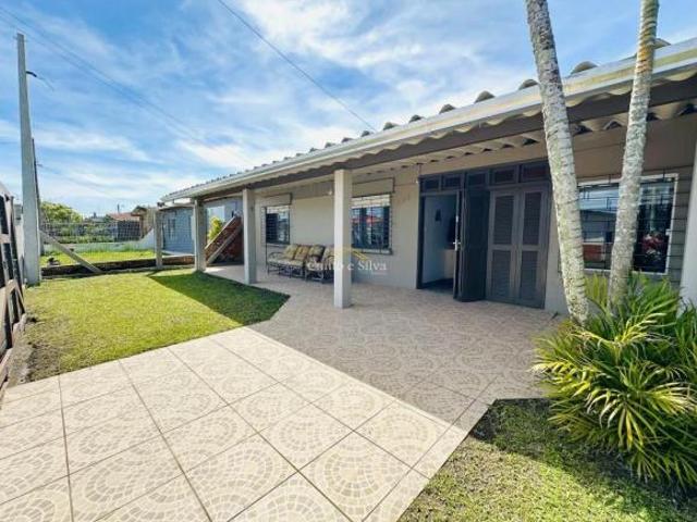 Casa com piscina na praia de Atlântida Sul