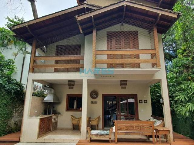 Casa com piscina na praia de Camburi