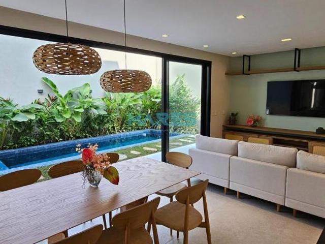 Casa com piscina na praia de Juquehy
