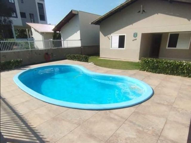 Casa com piscina na segunda quadra