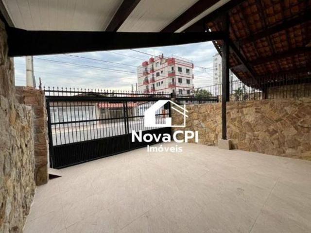 Casa com Piscina na Vila Tupi Praia Grande – 2 Dormitórios, Suíte e Quintal Amplo