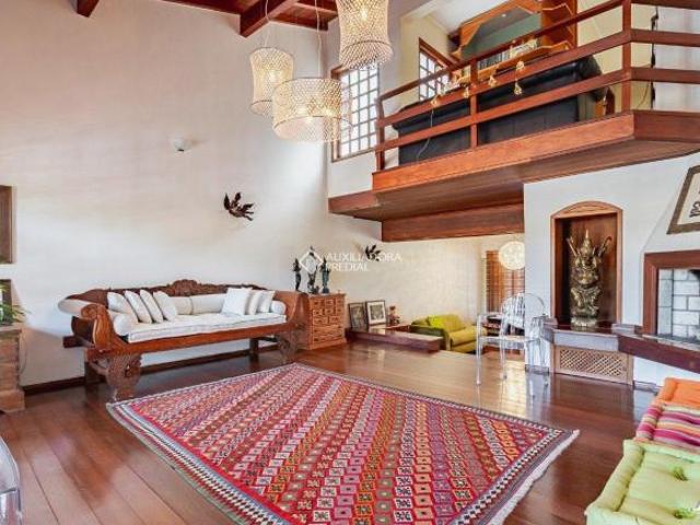 Casa com piscina, na Zona Sul