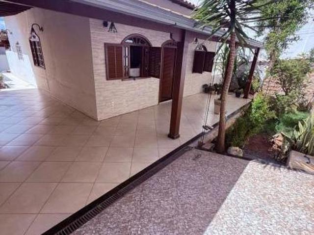 CASA COM PISCINA NO BAIRRO VENEZA