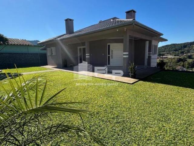 CASA COM PISCINA NO BAIRRO ARROIO FELIZ