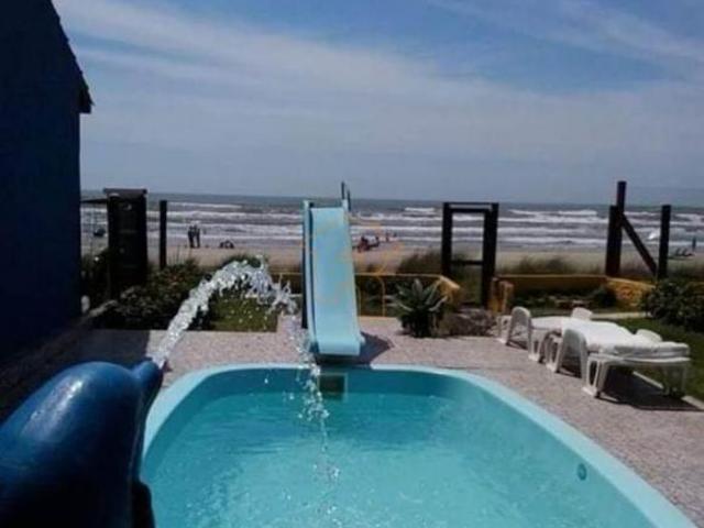 CASA COM PISCINA NO CENTRO