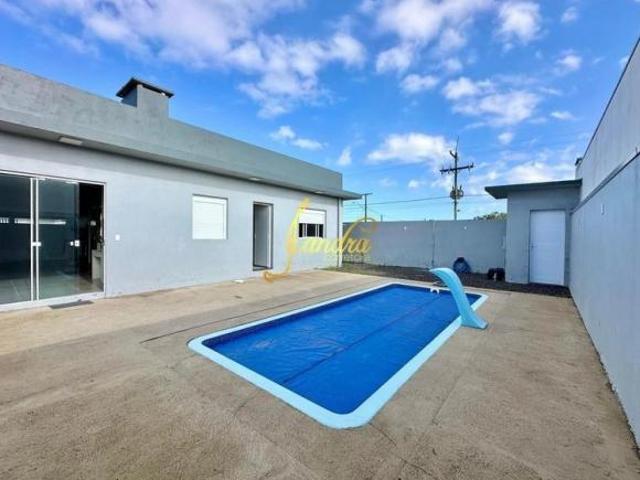 Casa com piscina, no centro com 03 dormitórios