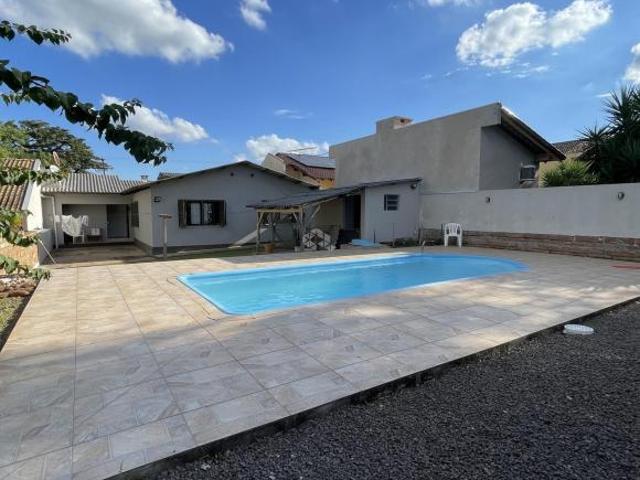 Casa com piscina, no centro de Vera Cruz