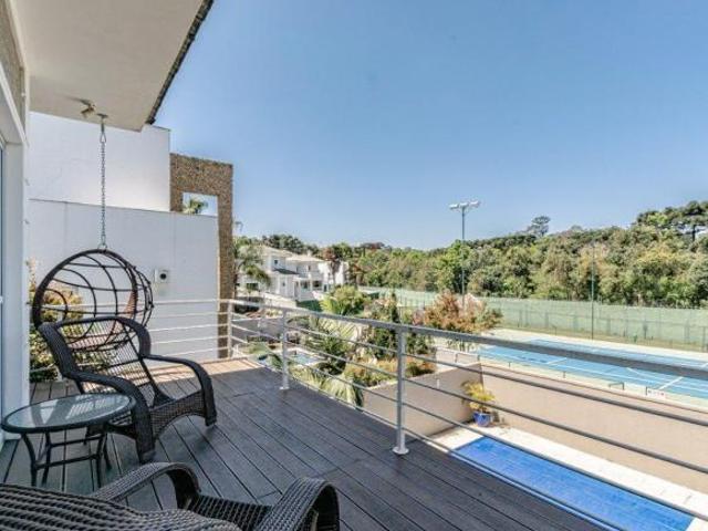 casa com piscina no condominio Le Parc com 4 suites