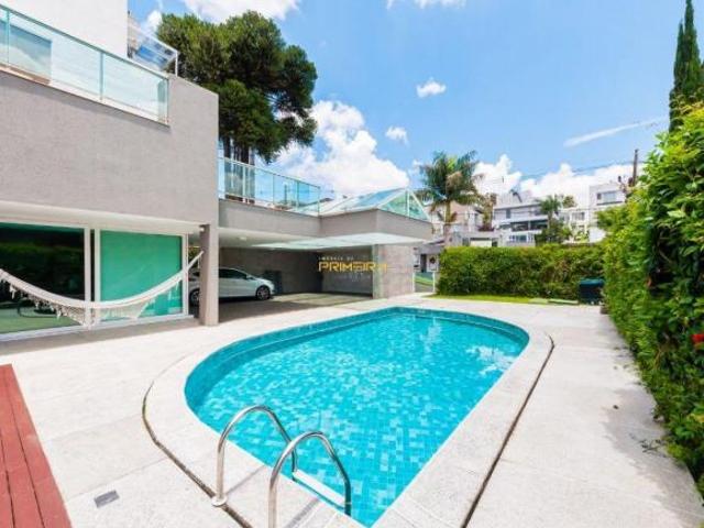 Casa com piscina no condomínio Villa Lobos
