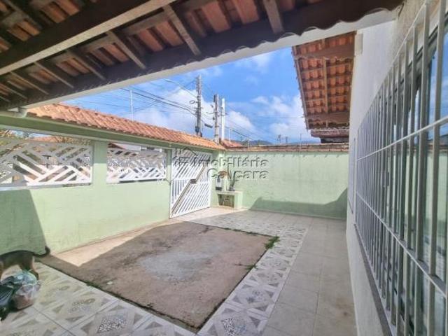 Casa com piscina no Jardim Real, á 400 metros da praia, com 02 dormitórios!
