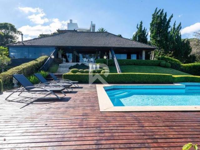Casa com Piscina no Parque Barigui a venda com 4 quartos, 918m² e terreno de 3.271m²