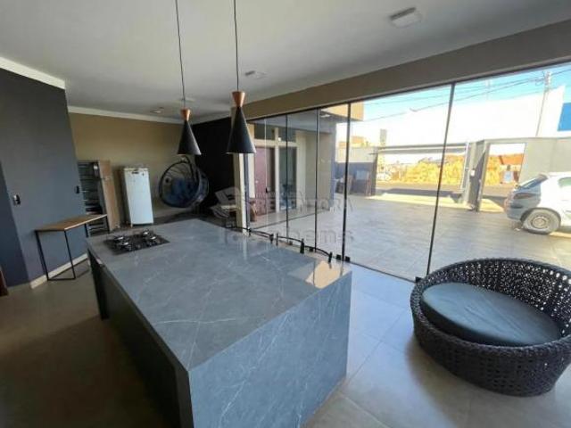 Casa com piscina no Residencial Santa Regina de 02 dormitórios