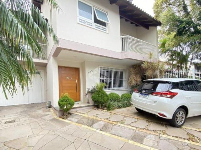 CASA COM PISCINA NO TAPETE VERDE IPANEMA POA