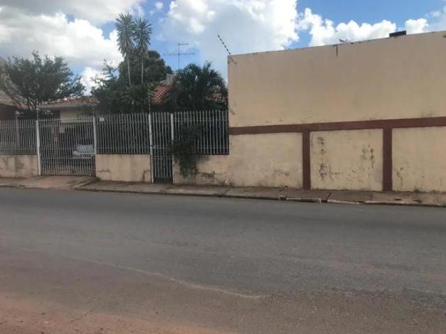 Casa com piscina no Tijucal