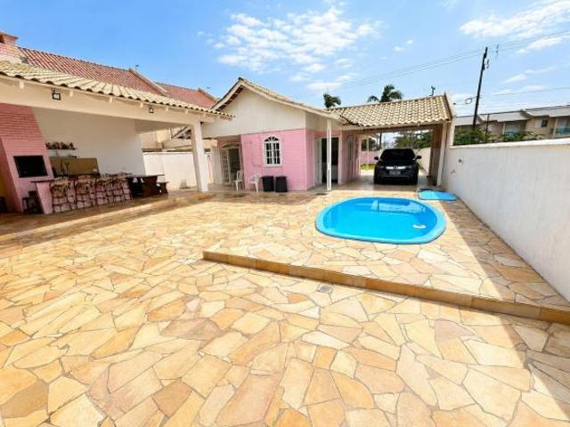 Casa com Piscina a 1 Quadra da Praia em Guaratuba – R$ 880.000