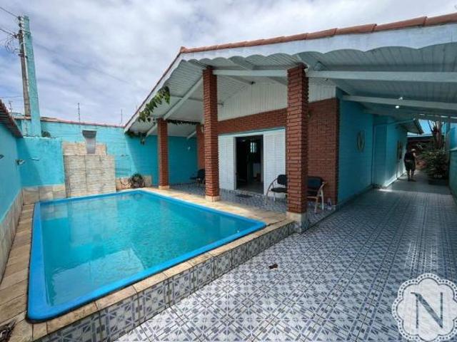 Casa com piscina a 400 metros da praia no bairro Bopiranga