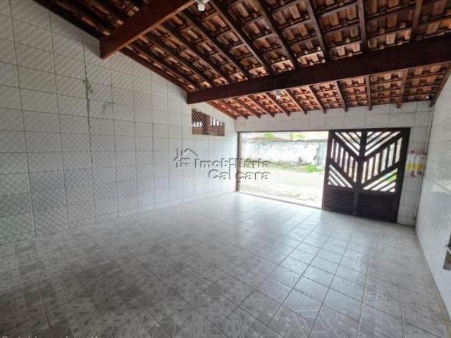 Casa com PISCINA á 400 metros da praia no Caiçara!