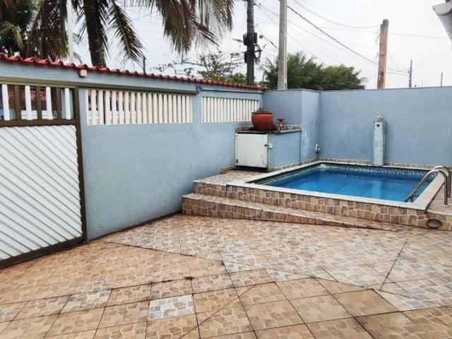 CASA COM PISCINA A 40 M DA PRAIA EM PERUIBE