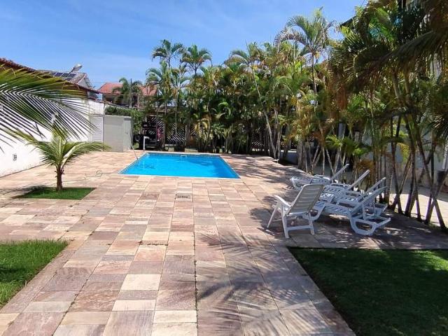 CASA COM PISCINA A DUAS QUADRAS DA PRAIA