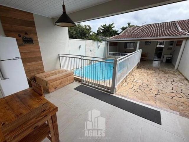 Casa com piscina a poucos metros do mar
