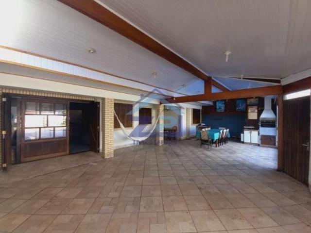 Casa com piscina a`venda