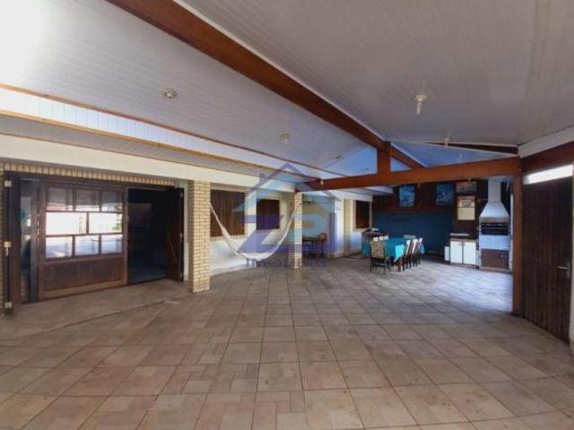 Casa com piscina a`venda