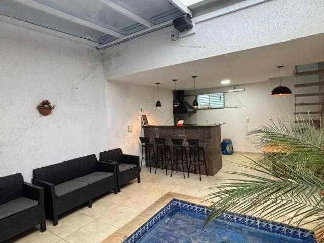 Casa com piscina à venda com 200m2 e 02 dormitórios com 2 suítes e 02 vagas no Jardim Stella, Santo