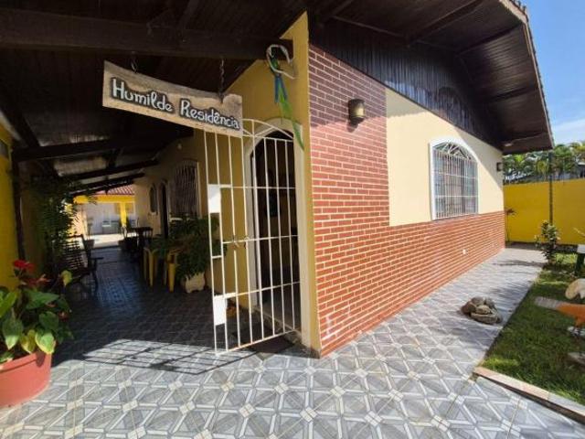 Casa com Piscina à Venda a Apenas 300 Metros da Praia em Itanhaém!