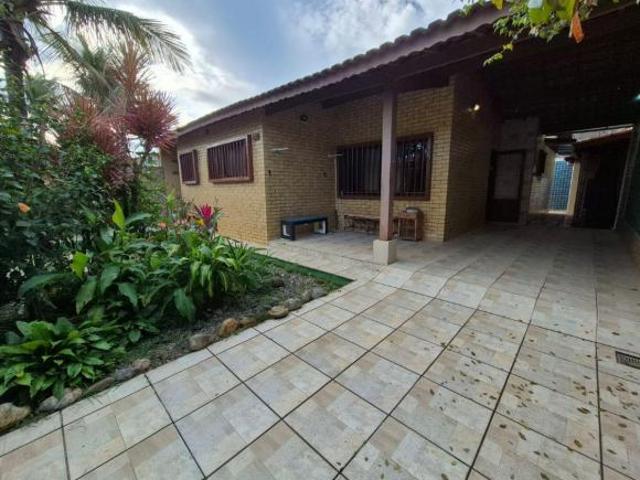 Casa com Piscina à Venda a Apenas 80 Metros da Praia em Itanhaém/SP