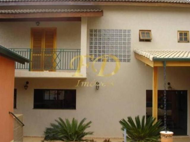Casa com Piscina a Venda em Atibaia