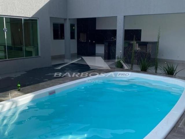 Casa com piscina á venda em Jardim Serrano