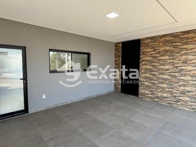 Casa com piscina a venda no Condominio Villagio Wanel